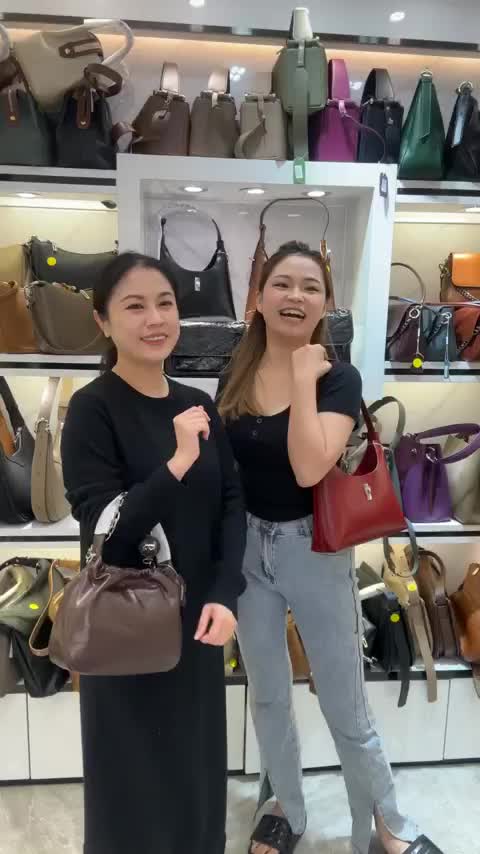 高端包包乱丢 - cacawu Video | Livebuy